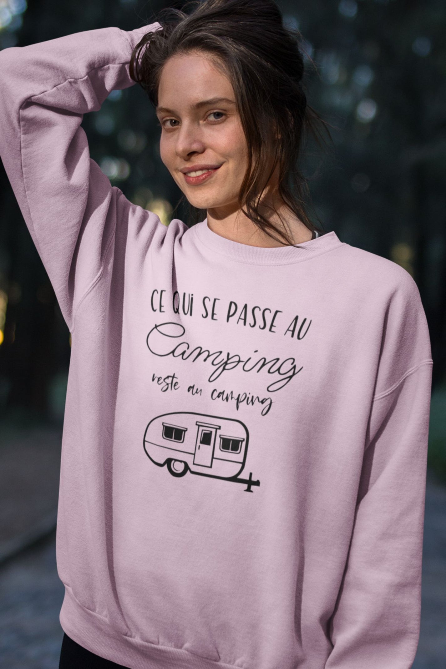 Crewneck Ce qui se passe au camping reste au camping – Simplement Vrai